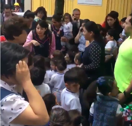 Maestras cantan a niños para calmar el terror durante terremoto
