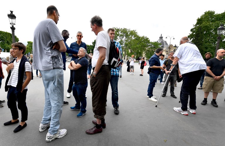 Los hombres más altos del mundo se pasean por París