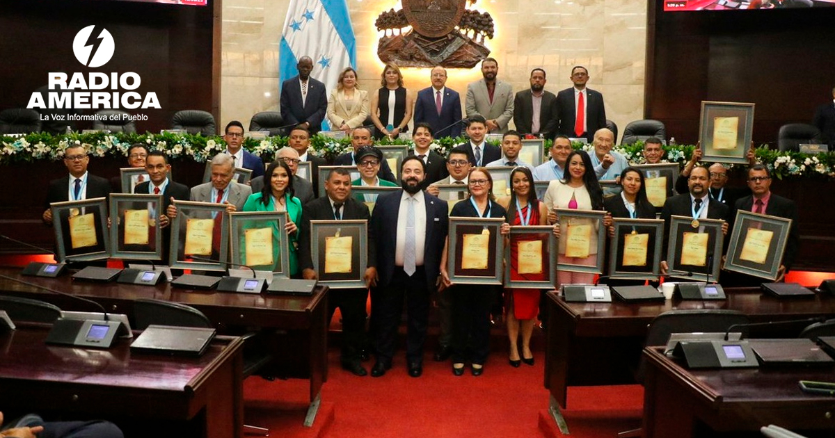 Congreso entrega premios periodísticos a Leonardo Raudales