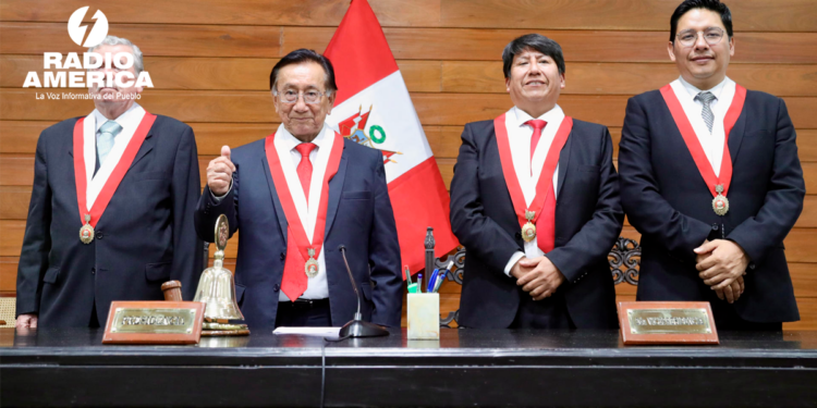 José María Balcázar jura como nuevo presidente interino de Perú
